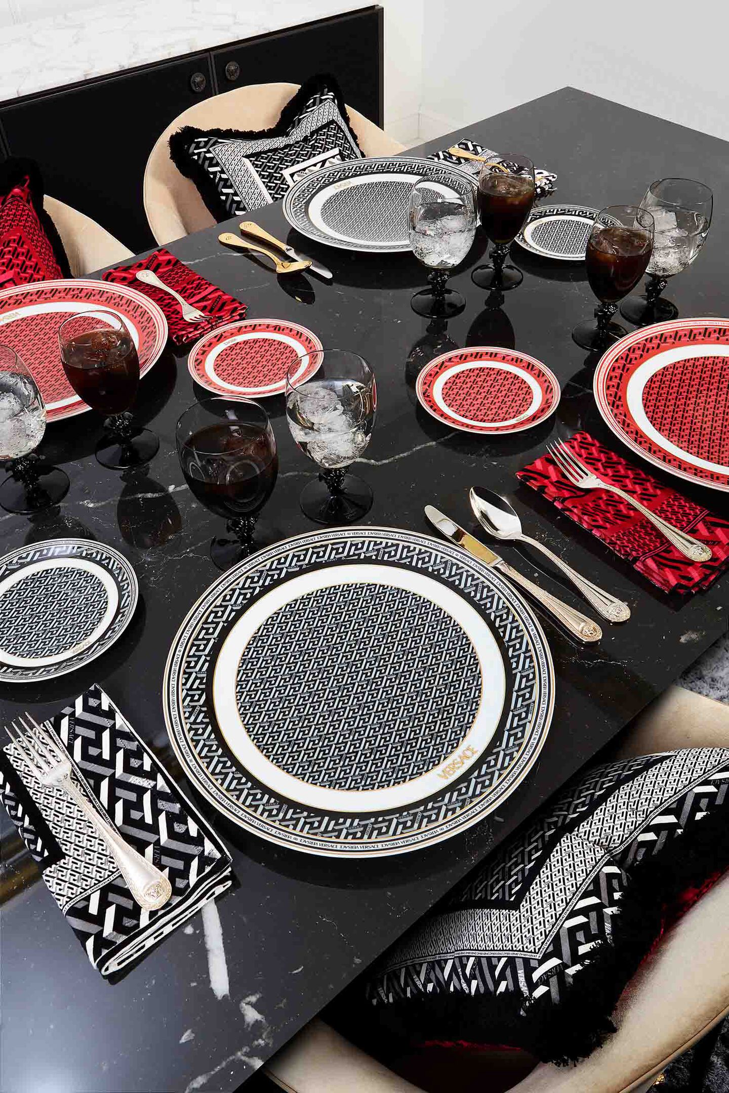 Rosenthal Versace La Greca Signature in Rot und Schwarz